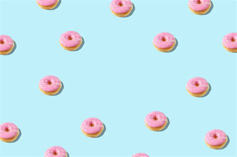 파란색 배경에 도넛이있는 창조적 인 패턴 최소한의 여름 개념 0명에 대한 스톡 사진 및 기타 이미지 0명 개념 관광 Istock