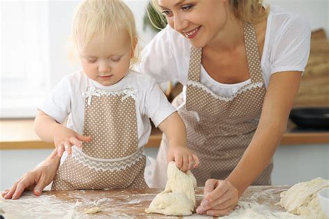 어머니와 딸이 부엌에서 요리는 지출 시간을 모두 함께 또는 행복 한 가족 개념 2명에 대한 스톡 사진 및 기타 이미지 2명 가정 생활 가정 주방 Istock