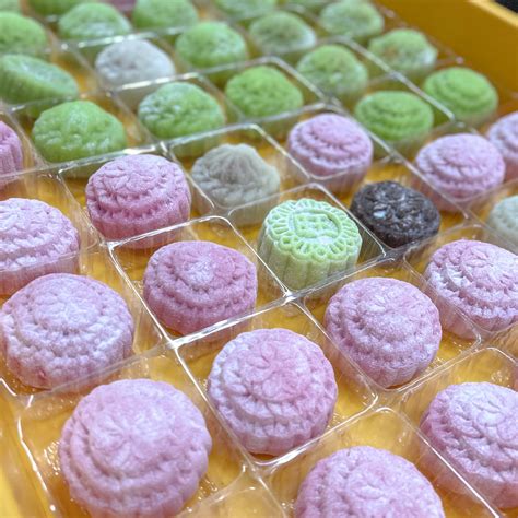 Crystal White Lotus Paste With Double Yolks 冰皮双黄白莲蓉 Seong Ying Chai