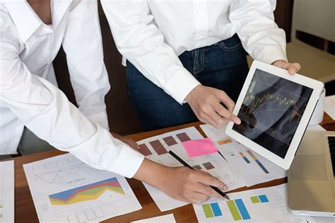 비즈니스 팀 투자 기업가 주식 온라인 거래입니다 주식 브로커 여러 컴퓨터 화면에 그래프 인덱스 및 숫자를 보고 동료 상인 사무실에서 토론에 개념에 대한 스톡 사진 및 기타