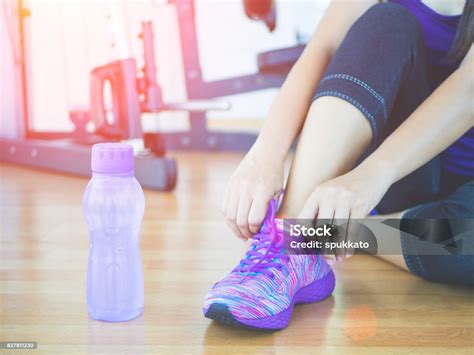 실행 신발신발 끈을 매는 여자의 근접 촬영 여성 스포츠 피트 니스 러너 배경에서 피트 니스 장비와 짐에 조깅에 대 한 준비 건강한 생활방식에 대한 스톡 사진 및 기타 이미지