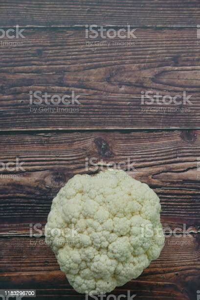 나무 배경에 콜리플라워의 상단보기 텍스트 또는 로고의 공간을 복사합니다 수직 샷 건강한 생활방식에 대한 스톡 사진 및 기타 이미지 건강한 생활방식 건강한 식생활 껍질