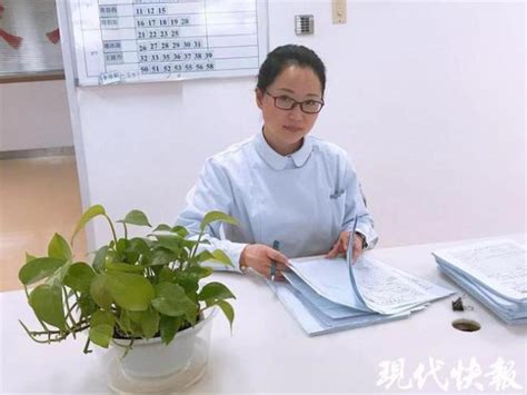 护士跪地救人5分钟磨破膝盖 网友致敬最美瞬间 中华网