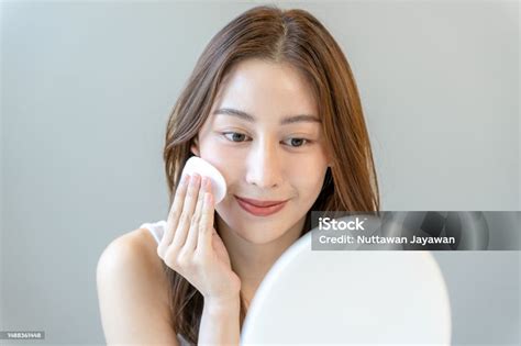 거울 앞에 앉아 있는 아름다운 아시아 여자 크림과 화장을 하는 건강한 여자의 얼굴 25 29세에 대한 스톡 사진 및 기타 이미지 25 29세 건강한 생활방식 건조한