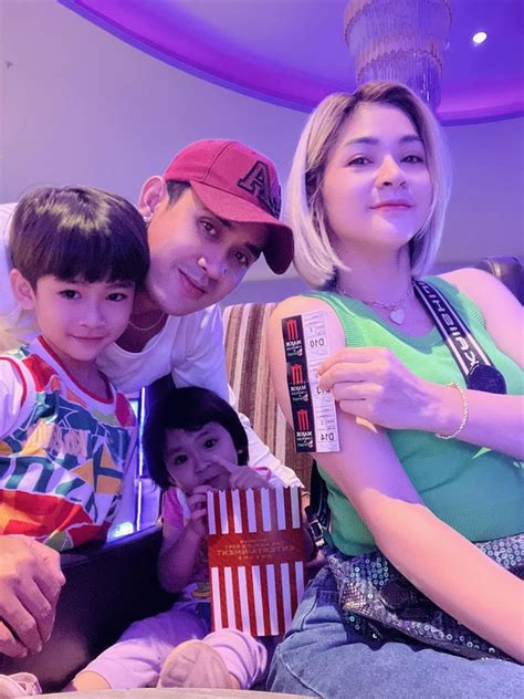 មិនចេះចាស់សោះ ណាំ ប៊ុណ្ណារ័ត្ន នៅតែសង្ហា បណ្តើរគ្រួសារមើលកុន ជះចំហាយកក់ក្តៅ Khmerload