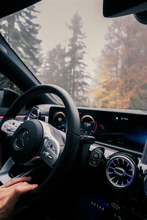 Gps 교통 교통 체증 길 찾기 날씨 내부에서보기 대시보드 도로 도시 도시 통근 도시의 도시의 삶 로드 트립 바람막이 창 백미러 비 비 내리는