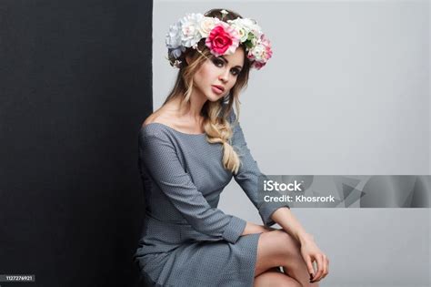 회색에 아름 다운 매력적인 패션 모델의 메이크업와 앉아 포즈 하 고 카메라를 보고 그녀의 머리에 머리 꽃 드레스 갈색 머리에 대한 스톡 사진 및 기타 이미지 Istock