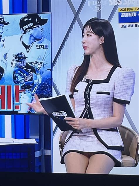 여자 아나운서 생방송 팬티 노출 사고 ㄷㄷ