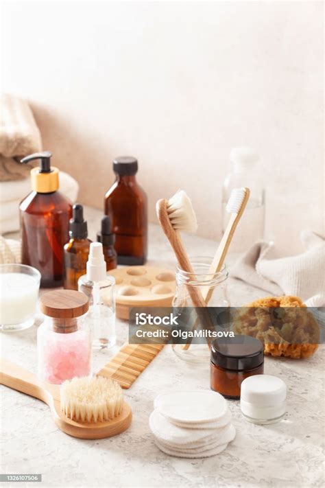 제로 폐기물 환경 친화적 인 위생 욕실 개념 나무 칫솔 비누 재사용 가능한 패드 브러쉬 화장품 0에 대한 스톡 사진 및 기타 이미지 Istock