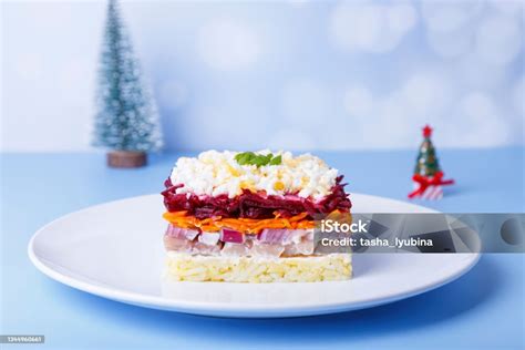 모피 코트 아래 청어 샐러드 청어 사탕무 감자 당근 달걀의 전통적인 러시아 다층 샐러드 클로즈업 미니어처 신규 0명에 대한 스톡 사진 및 기타 이미지 Istock