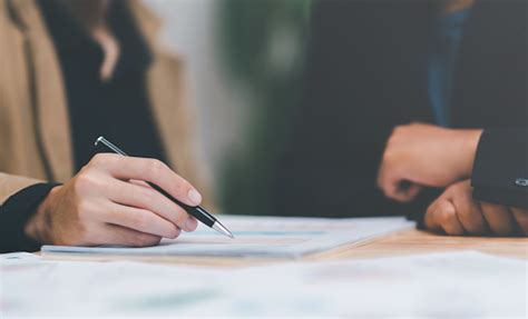 비즈니스 사람들은 비즈니스 통계 차트 보고서를 읽고 기업 전략을 분석 및 개선하고 재무 및 마케팅 문서를 관리하고 연간 예산 계정 회사 성장 데이터를 업데이트합니다 개발에