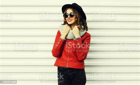 빨간 재킷을 입고 포즈를 취하는 아름다운 미소 짓는 젊은 여성의 초상화 흰색 배경에 검은 둥근 모자 20 29세에 대한 스톡 사진 및 기타 이미지 Istock