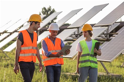 화창한 날 젊은 생태 엔지니어와 투자자들의 카메라 그룹 앞에서 태양광 태양 전지판 농장에서 미래의 작업 계획을 분석합니다 3 명에 대한 스톡 사진 및 기타 이미지 Istock
