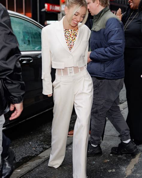 خوشگلی با شما معنای جدیدی پیدا کرد خانم سیدنی سوئینی؛ ۴ لباس خیره‌کننده