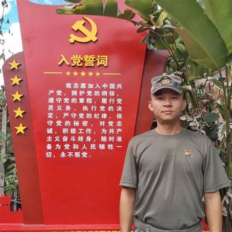 沙夯弯下的是腰杆 背起的是群众 男子