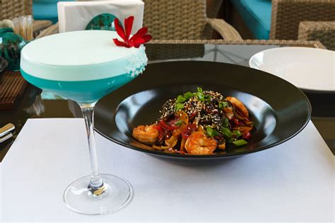 레스토랑의 어두운 접시에 해산물이 있는 전국 일식 요리 소바 긴 갈색 회색 메밀 국수 0명에 대한 스톡 사진 및 기타 이미지 0명 Washoku 갈색 Istock