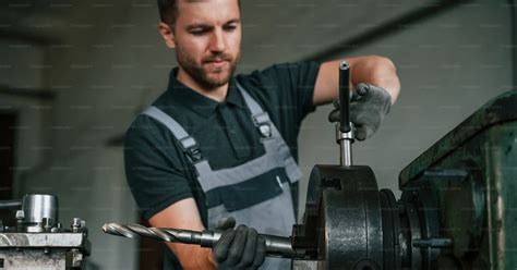 제작 세부 사항 제복을 입은 남자는 농업 기술의 세부 사항을 개발하는 워크스테이션에 있습니다 사진 Unsplash의 손 이미지