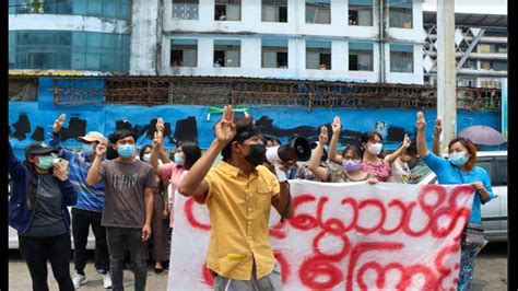 Dvb စစ်အာဏာရှင်အမြစ်ဖြတ်ဖြုတ်ချရေး ဆန္ဒပြပွဲ မင်္ဂလာဈေးရှေ့‌တွင်ပြုလုပ်