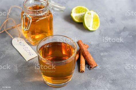 콤부차 또는 사이다 회색 배경에 발효 음료 프로바이오틱 건강 음료는 콤부차입니다 Kombucha에 대한 스톡 사진 및 기타 이미지 Kombucha 갈색 건강한 생활