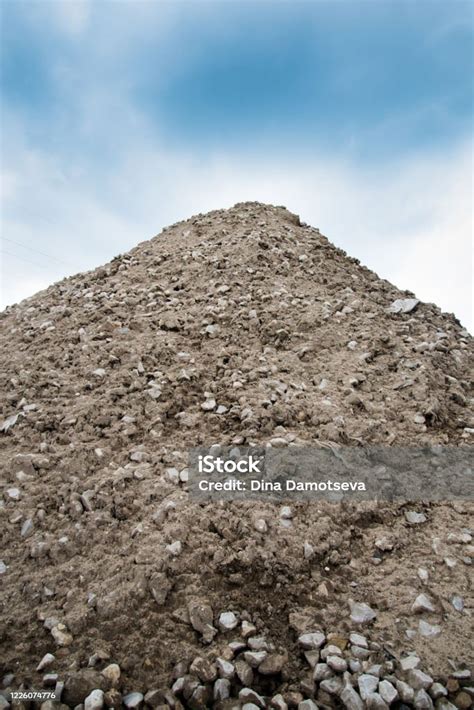 돌과 모래 토양의 큰 더미 위의 당신은 푸른 하늘과 흰색 구름을 볼 수 있습니다 건설 0명에 대한 스톡 사진 및 기타 이미지 Istock