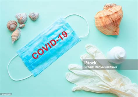 여름 방학 해변 휴식 및 의료 보호 마스크 장갑 민트 블루 배경에 살균 코로나바이러스 코비드19 여행 플랫 레이 공간을