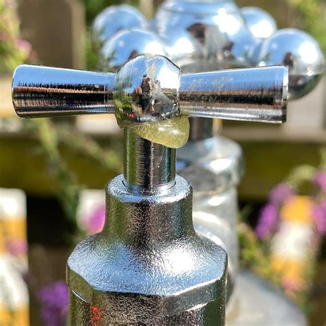 달빛정원 전원주택 정원실험실 수도꼭지 아래쪽 호스와의 연결부분이 자꾸 빠져서 아예 수도꼭지를 교환하기로 했다 인터넷으로 주문하려다가 성질급한 나는