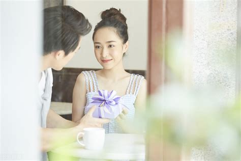 采访100个大龄剩男发现，男人过了35岁，都喜欢一种女人腾讯新闻