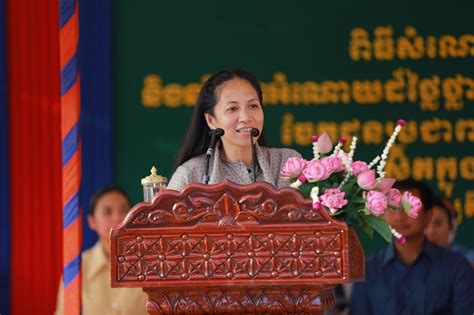 លោកស្រី បណ្ឌិត ពេជ្រ ច័ន្ទមុន្នី ចែកប័ណ្ណបេទ្បាជាតិសន្តិសុខសង្គមជាង៨០០សន្លឹក