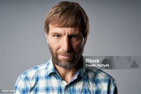체크 무늬 셔츠에 심각한 성숙한 남자의 스튜디오 초상화 50 59세에 대한 스톡 사진 및 기타 이미지 50 59세 남성 남자 Istock