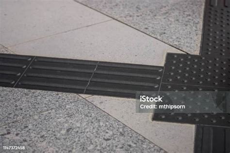 타일 통로에 블라인드 핸디캡을 위한 촉각 포장 기차역 플랫폼 실명 사람들을 위한 산책로 바닥재에 대한 스톡 사진 및 기타 이미지 바닥재 실명 감각 지각 Istock