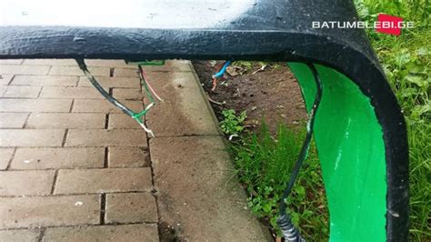 დენის ღია სადენები ბათუმის ცენტრალურ პარკში ფოტო გურიის მოამბე