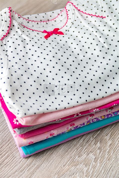 折叠的粉红色和白色的紧身衣