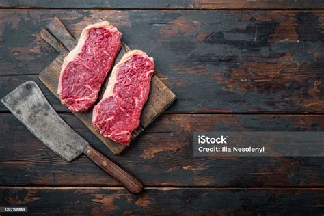 스트립 나무 스테이크 생 쇠고기 정육점 컷 오래된 나무 테이블에 상단 보기 텍스트 복사 공간 0명에 대한 스톡 사진 및 기타 이미지 Istock