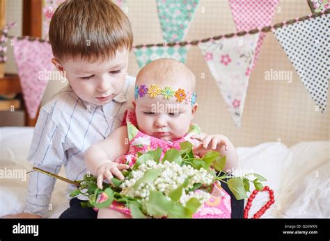 Bruder Und Schwester Auf Bett Fotos Und Bildmaterial In Hoher