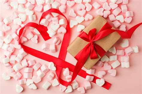 빨간 리본 하트 활 텍스트 복사 공간 해피 세인트 발렌타인 데이 배경 핑크 테이블에 달콤한 마시멜로와 선물 상자 2월에 대한 스톡 사진 및 기타 이미지 Istock