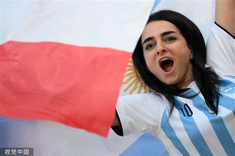高清图：世界杯决赛即将打响 两队球迷激情助威 搜狐大视野 搜狐新闻