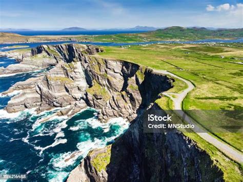 놀라운 파도는 케리 절벽 카운티 케리 아일랜드에서 가장 아름다운 절벽을 채찍질했다 유명한 링 오브 케리 루트의 관광 명소 절벽에 대한 스톡 사진 및 기타 이미지 Istock
