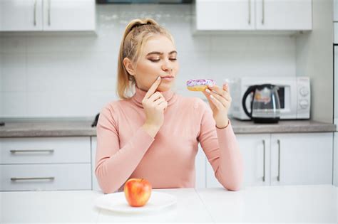 다이어트 컨셉 아름 다운 젊은 여성이 건강 한 음식과 정크 푸드 중 선택 과체중에 대한 스톡 사진 및 기타 이미지 과체중