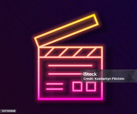 검은 색 배경에 격리 빛나는 네온 라인 영화 클래퍼 아이콘 필름 클래퍼 보드 클래퍼 보드 기호입니다 영화 제작 또는 미디어 산업 벡터 일러스트레이션 감독에 대한 스톡 벡터