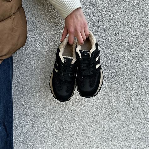 ЖІНОЧЕ • ЧОЛОВІЧЕ • ВЗУТТЯ • СУМКИ • ДОГЛЯД ЗА ВЗУТТЯМ Ти обожнюєш кросівки і готова носити їх