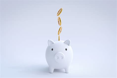 금화가 떨어지고 흰색 배경에 흰색 돼지 저금통으로 떨어집니다 지갑 개인 장식품에 대한 스톡 사진 및 기타 이미지 지갑 개인 장식품 흰색 저축 Istock