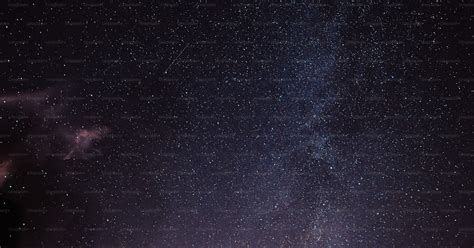 밤하늘은 별과 구름으로 가득 차 있습니다 사진 Unsplash의 성운 이미지