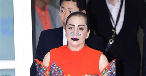 [사진]레이디 가가 반짝 거리는 레드 드레스