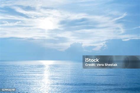 아름다운 바다 풍경 푸른 바다 물에 태양 빛 반사 아침 일출 바다 해변 일몰 맑은 여름 날 새벽 풍경 흐린 하늘에 햇빛 흰색 구름 열대 섬 휴가 여행 바다에 대한 스톡 사진