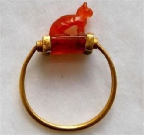 მამულ დედული ეს ბეჭედი დაახლოებით 2700 წლისაა მასზე წითელი კატა სერდოლიკისგანაა გამოკვეთილი