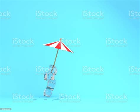 열 대 섬 블루 파스텔 배경에 얼음과 태양 우산의 해변 컨셉 크리에이 티브 최소한의 여름 아이디어입니다 개념에 대한 스톡 사진 및 기타 이미지 Istock