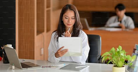 매력적이고 사려 깊은 여성 의사 또는 의료 보고서 용지를 작성하고 진단 및 치료 옵션에 대해 생각하고 분석하는 의사 사진 Unsplash의 앉아 이미지