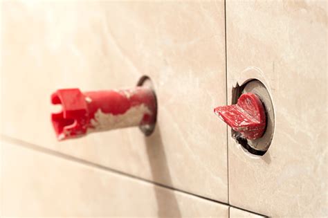 집 건축 및 리 모델링 파이프와 배관 도구 파이프의 설치 욕실 세부 사항입니다 물 공급 난방 위생에 대 한 파이프를 설치 직장 배관 건설 가정 주방에 대한 스톡 사진 및