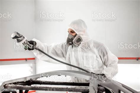 페인트와 작은 자동차 부분을 살포 흰색 바지에 자동차 화가 보호에 대한 스톡 사진 및 기타 이미지 보호 커버올 가스