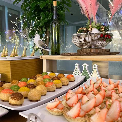 라퀴진테이블뷔페 다채로운 핑거푸드를 경험할 수 있는 라퀴진 테이블 뷔페에서 일상 회복에 한걸음 더 다가가보세요 달달하게 부드럽게 입안에서 살살 녹는 디저트는 파티쉐의